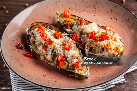 유럽 스페인 요리입니다 육류와 야채 파 르 마 치즈와 함께 구운된 가지 화이트 테이블 와인입니다 클로즈업 배경 이미지입니다 아름