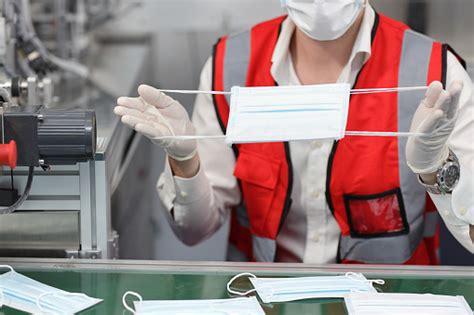 백인 정비사 기술자 유지 보수 손 또는 공장 제조 산업 및 공장 개념에서 마스크 및 의료용 안면 마스크 생산 라인의 품질을 검사하는 Ppe 안전에 대한 스톡 사진 및 기타