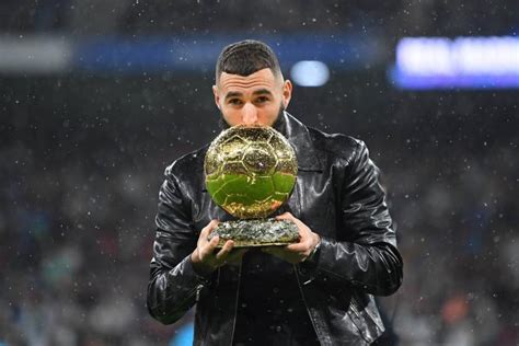 Karim Benzema A Présenté Son Ballon Dor Au Public Du Real Madrid