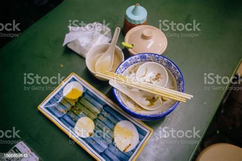 길거리 음식 치킨 누들을 즐기며 기다리는 어린 아시아 소녀 닭고기에 대한 스톡 사진 및 기타 이미지 닭고기 대기 레스토랑 Istock