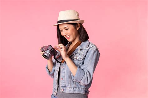 여름 캐주얼 옷에 관광 여성 아시아 미소 여자 분홍색 배경으로 해외로 여행하는 승객 아시아 여자 가 에 여름 휴가 여행 재미 가방에 대한 스톡 사진 및 기타 이미지 Istock