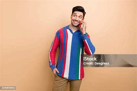 긍정적 인 만족 한 사람 이빨 미소 의사 소통 베이지 색 배경에 고립 된 전화의 초상화 Brand Name Smart Phone에 대한 스톡 사진 및 기타 이미지 Istock