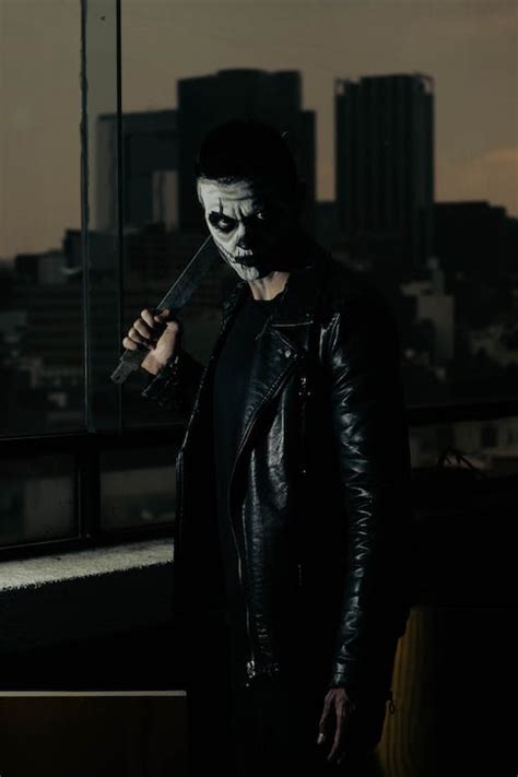 가죽 검은 옷 겁먹은 고딕 스타일 공상 공포 그림자 극적인 조명 남성 남자 느와르 도시 풍경 도시의 도시의 스카이 라인 두려움 마스크 메이크업