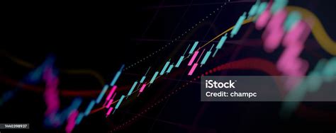 네온 라이트 컬러 배경에 주식 시장에서 업 트렌드 라인 촛대 차트와 추상 금융 그래프 가격에 대한 스톡 사진 및 기타 이미지 가격 경제 광학 작용 Istock