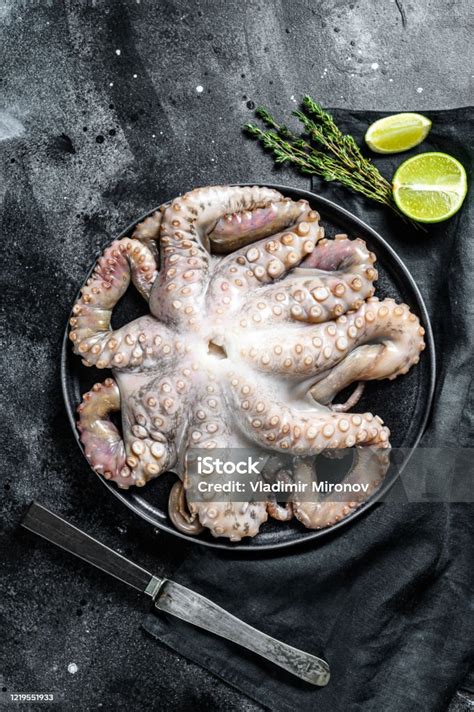요리 재료와 접시에 원시 문어 검은 색 배경입니다 맨 위 보기 갑각류에 대한 스톡 사진 및 기타 이미지 갑각류 고기 나선형 Istock