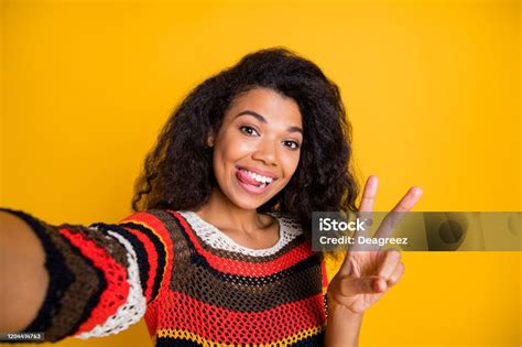 닫기 사진 의 재미 펑키 미친 여자 블로거 인플루언서 휴식 여가 시간을 가지고 셀카 찡그린 얼굴 을 만드는 V징후 비디오 통화