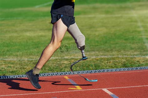 在体育场赛道上跑的parasportsman义肢截运高清图片下载 正版图片504515920 摄图网