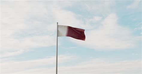 바람에 날리는 빨간색과 흰색 깃발 사진 Unsplash의 카타르 국기 이미지