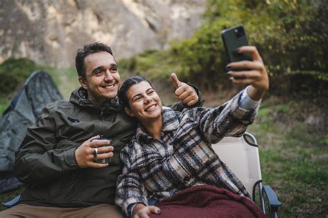행복한 커플 캠핑카는 텐트 앞에서 자화상을 찍거나 화상 통화를 합니다 25 29세에 대한 스톡 사진 및 기타 이미지 25 29세 2명 남성 Istock