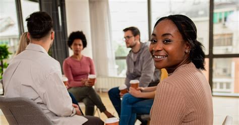 그룹 치료 세션에서 서클에 앉아 있는 다양한 그룹의 사람들이 있는 여성의 초상화 사진 Unsplash의 사무실 이미지