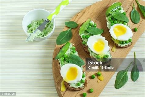 코 티 지 치즈와 허브 녹색 완두콩 부드러운 계란 시금치와 함께 아침 식사를 토스트 0명에 대한 스톡 사진 및 기타 이미지 0명 건강한 식생활 고명 Istock