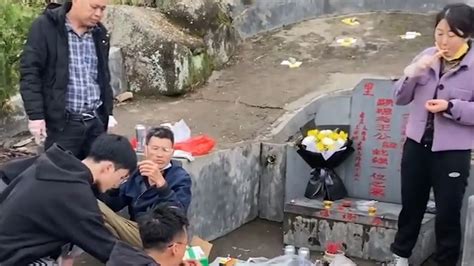 9个晚辈给先人扫墓，祭拜后正赶饭点在碑前聚餐：别样团圆饭高清1080p在线观看平台腾讯视频