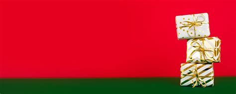 빨간 배경에 고립 된 황금 활흰색 선물 상자 온라인 크리스마스 쇼핑 및 판매 공간을 복사합니다 기치 0명에 대한 스톡 사진 및 기타 이미지 Istock