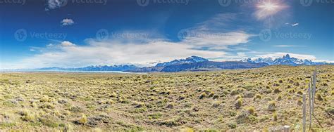 Imagen Panorámica Sobre La Estepa Argentina Con Vista A La Cordillera