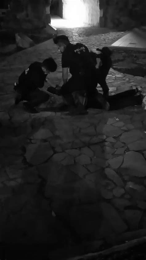 隨機攻擊5路人！板橋男遭警壓制撞破頭 網傻眼：執法過當 Yahoo奇摩汽車機車