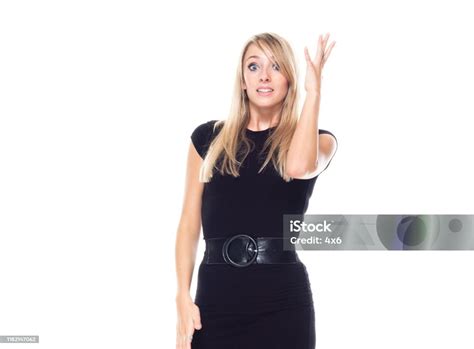 전면보기1인웨스트 업 2029세 성인 미모 금발 머리긴 머리 코 카 서 여성젊은 여성 사업가비즈니스 맨 스탠딩 비즈니스 웨어드레스슈트 20 24세에 대한 스톡 사진 및 기타