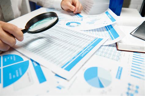 사업가 작업 및 계산 읽고 보고서를 작성합니다 사무실 직원 테이블 클로즈업 비즈니스 재무 회계 개념입니다 경영자에 대한 스톡 사진 및 기타 이미지 Istock