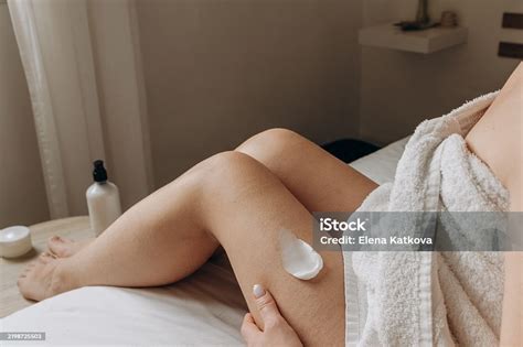 클로즈업 여성의 손 샤워 후 무릎 허벅지 무릎 피부 피부에 크림의 질감 번짐 피부에 크림이나 로션 또는 세럼을 바르는 그녀의 몸 피부에 바르는 40 44세에 대한 스톡 사진