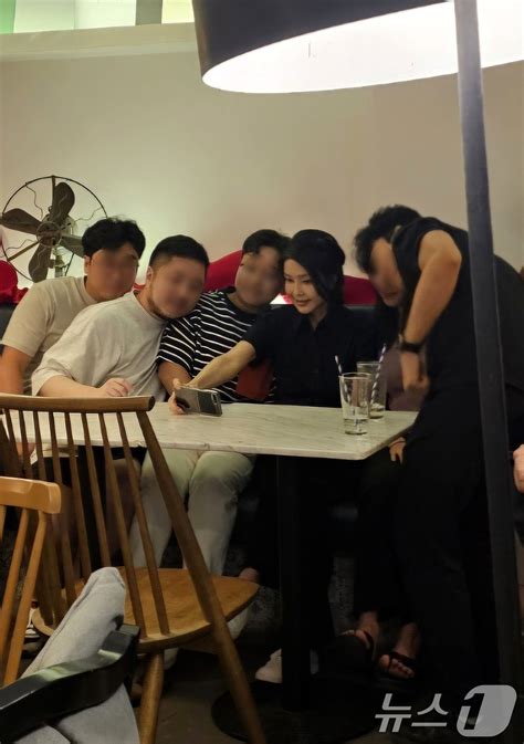김건희 여사 시민들의 사진요청에 흔쾌히 함께 셀카 뉴스1