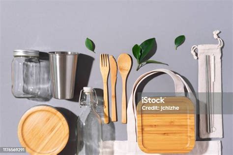 지속 가능한 라이프 스타일 제로 폐기물 플라스틱 무료 쇼핑 개념 면 가방 유리 항아리 병 금속 컵 마시는 빨대 대나무 칼붙이 및 회색 배경에 상자 가방에 대한 스톡 사진 및