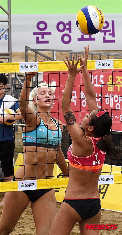 비치발리볼 미녀 선수의 스파이크
