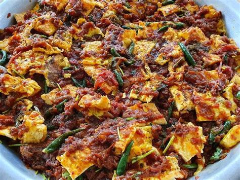 Healthy ကြက်ဥကြော်ချက် ကြက်ဥတွေခေါက်ပြီးကြော်ပါ ပြီးရင်ညှပ်ထားပါ ကြက်သွန်ဖြူကြက်သွန်နီငရုတ