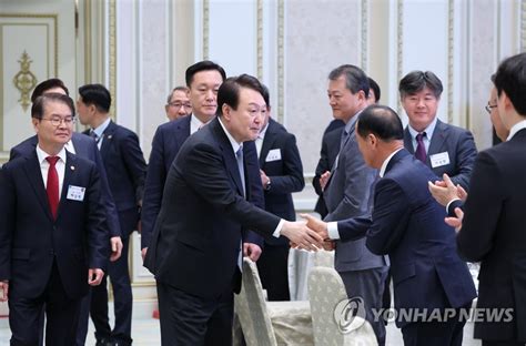 일자리창출 우수기업 Ceo 초청 오찬 입장하는 윤석열 대통령 연합뉴스 일자리창출 우수기업 Ceo 초청 오찬 입장하는 윤석열 대통령 연합뉴스