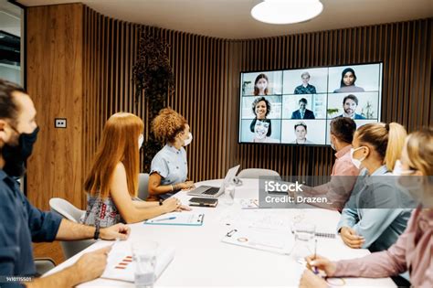 스타트업 프로젝트 및 협업에 대해 브레인스토밍하는 창의적인 사람들 20 24세에 대한 스톡 사진 및 기타 이미지 20 24세 20 29세 30 34세 Istock