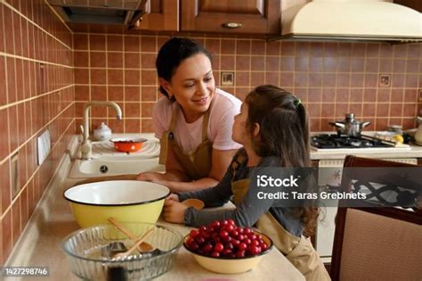귀여운 엄마와 딸이 부엌 조리대 옆에 함께 서서 수제 체리 파이를 만들기위한 신선한 재료를 가지고 있습니다 2명에 대한 스톡 사진 및 기타 이미지 Istock