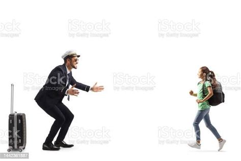 조종사를 향해 달리는 어린 여학생의 전체 길이 프로필 사진 25 29세에 대한 스톡 사진 및 기타 이미지 25 29세 2명 4 5세 Istock