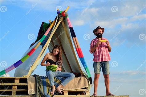 влюбленная пара завтрак с любовниками по природе пары влюбленных туристов отдыхают на природе