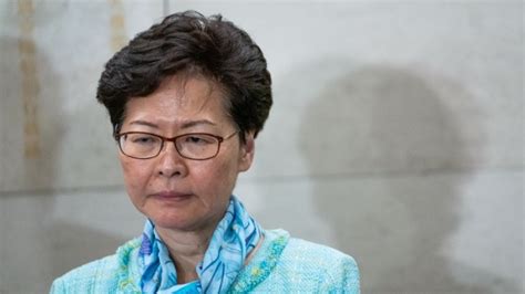 針針見血 香港記者怒問林鄭「講人話啊」視頻林鄭月娥 香港記者 白衣人 元朗 香港 看中國网