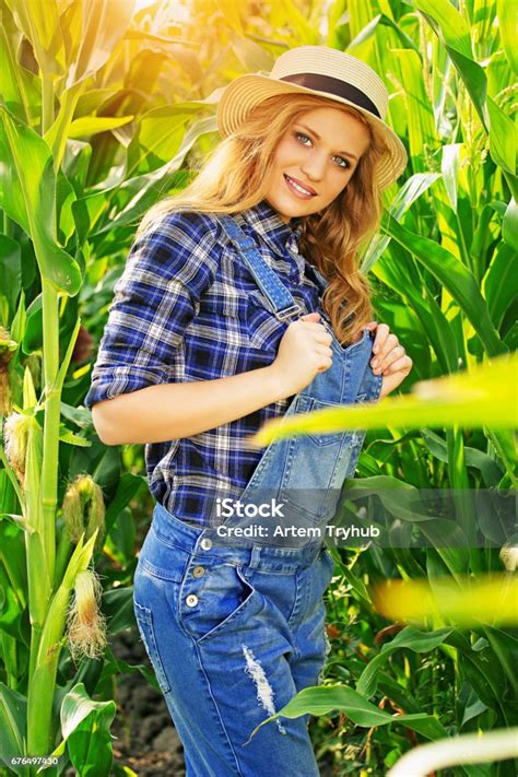 농부 패션 모자와 옥수수 밭에서 포즈를 취하는 덮개에 아름답고 젊고 매력적인 빨간 머리 소녀의 초상화 농장에 대한 스톡 사진 및 기타 이미지 Istock