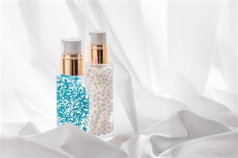 고급 뷰티 스킨 케어 브랜드 디자인을 위한 스킨케어 세럼 및 메이크업 프라이머 젤 병 보습 로션 및 리프팅 크림 에멀젼 안티에이징 화장품 프리미엄 사진