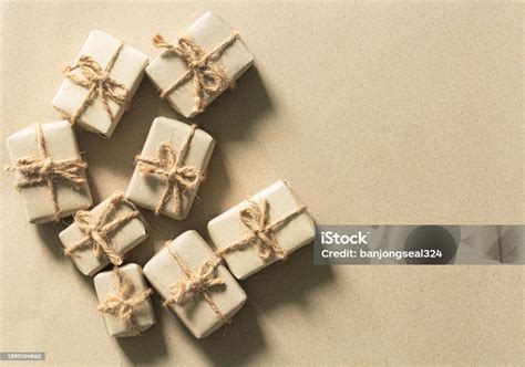 갈색 선물 상자 연예인 개념 마른 꽃 포장 도구 나무 배경에 종이로 장식 된 수제 선물 상자로 설정합니다 공간을 복사합니다 위쪽