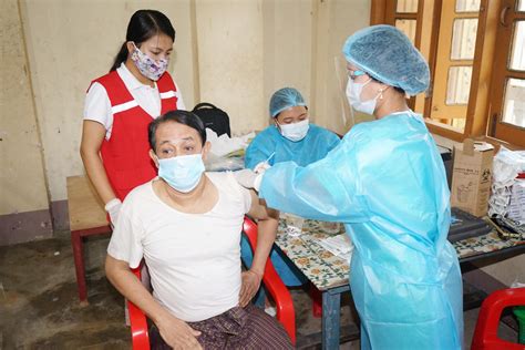 ရခိုင်ပြည်နယ် မောင်တောမြို့၌ အသက် ၆၅ နှစ်နှင့်အထက် ပြည်သူများအား ကိုဗစ် ၁၉ ကာကွယ်ဆေးကို