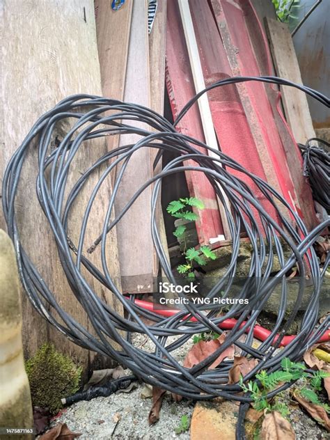 무작위 초점 검은 전선 릴 오래된 나무 판자 및 다양한 기타 가구로 구성된 폐차장 0명에 대한 스톡 사진 및 기타 이미지 0명 가구 강철 Istock