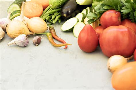 회색 시멘트 배경에 신선한 야채 Zucchini 토마토 오이 당근 감자 끈 콩 양파 마늘 셀러리 건강 식품 복사 공간 농업 가지 채소에 대한 스톡 사진 및 기타 이미지