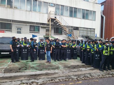 경찰 1박 2일 노숙 집회 건설노조 압수수색 사회 기사 더팩트
