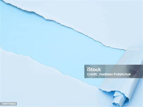 찢어진 파란색 종이 시트 아래 파란색 시트 텍스트공간을 복사합니다 빈 템플릿입니다 잘려지거나 찢어진 종이에 대한 스톡 사진 및