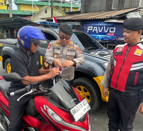 Sambut Hut 80 Ri Samapta Polres Pelabuhan Belawan Berbagi Bendera