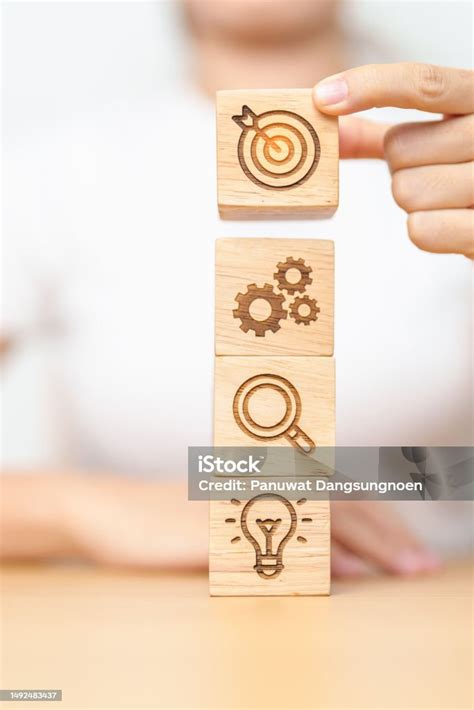 기어 확대 및 전구 아이콘 블록 위에 다트보드를 들고 있는 여자 사업 계획 프로세스 목표 전략 대상 사명 행동 연구 팀워크 및 아이디어 개념 마케팅에 대한 스톡 사진 및