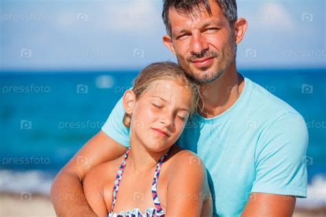 Фотография на тему Отец и дочь на пляже Pressfoto