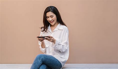 아름다운 아시아 일본인의 성공적인 비즈니스 소녀의 초상화는 복사 공간 흰색 배경으로 스마트폰으로 축하합니다 성공과 행복한 여성 교육 인터넷 기술 스타트업 사업 개념 25