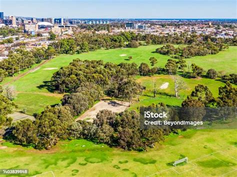 공중 햇볕이 잘 드는 전망 애들레이드 나무가 늘어선 녹색 공원 지대와 도시 교외 및 바다를 배경으로 애들레이드에 대한 스톡 사진 및 기타 이미지 Istock