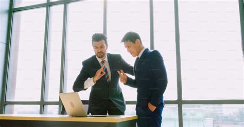 두 명의 사업가가 사무실 회의실에서 프로젝트 전략에 대해 이야기합니다 사업가는 재무 데이터 보고서에 대한 대화와 조언을 하면서 현대 직장에서 동료와 프로젝트 계획에 대해