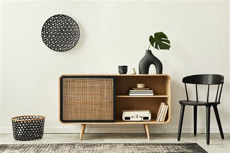 디자인 나무 Commode 검은 의자 등나무 장식 복사 공간 책 카펫과 가정 장식의 우아한 액세서리와 현대적인 스타일의 인테리어의 독특한 거실 템플릿 거실에 대한 스톡 사진