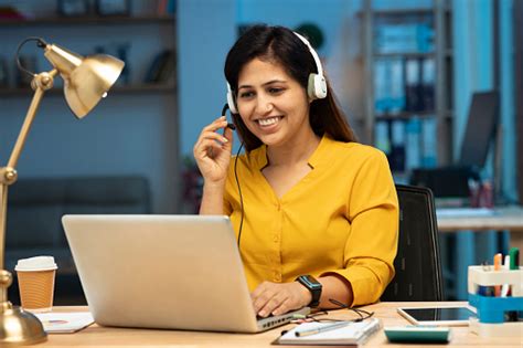 고객과 이야기하는 헤드셋의 여성 콜 센터 운영자 스톡 사진 콜 센터에 대한 스톡 사진 및 기타 이미지 콜 센터 개념 고객