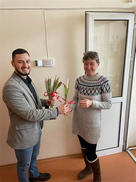 УНСС Студентският съвет зарадва дамите в университета по случай Международния ден на жената