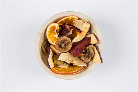 텍스트에 대한 빈 복사 공간과 흰색 배경에 고립 된 나무 그릇에 혼합 색상 건조 과일을 건강한 식생활 식단 0명에 대한 스톡 사진 및 기타 이미지 Istock